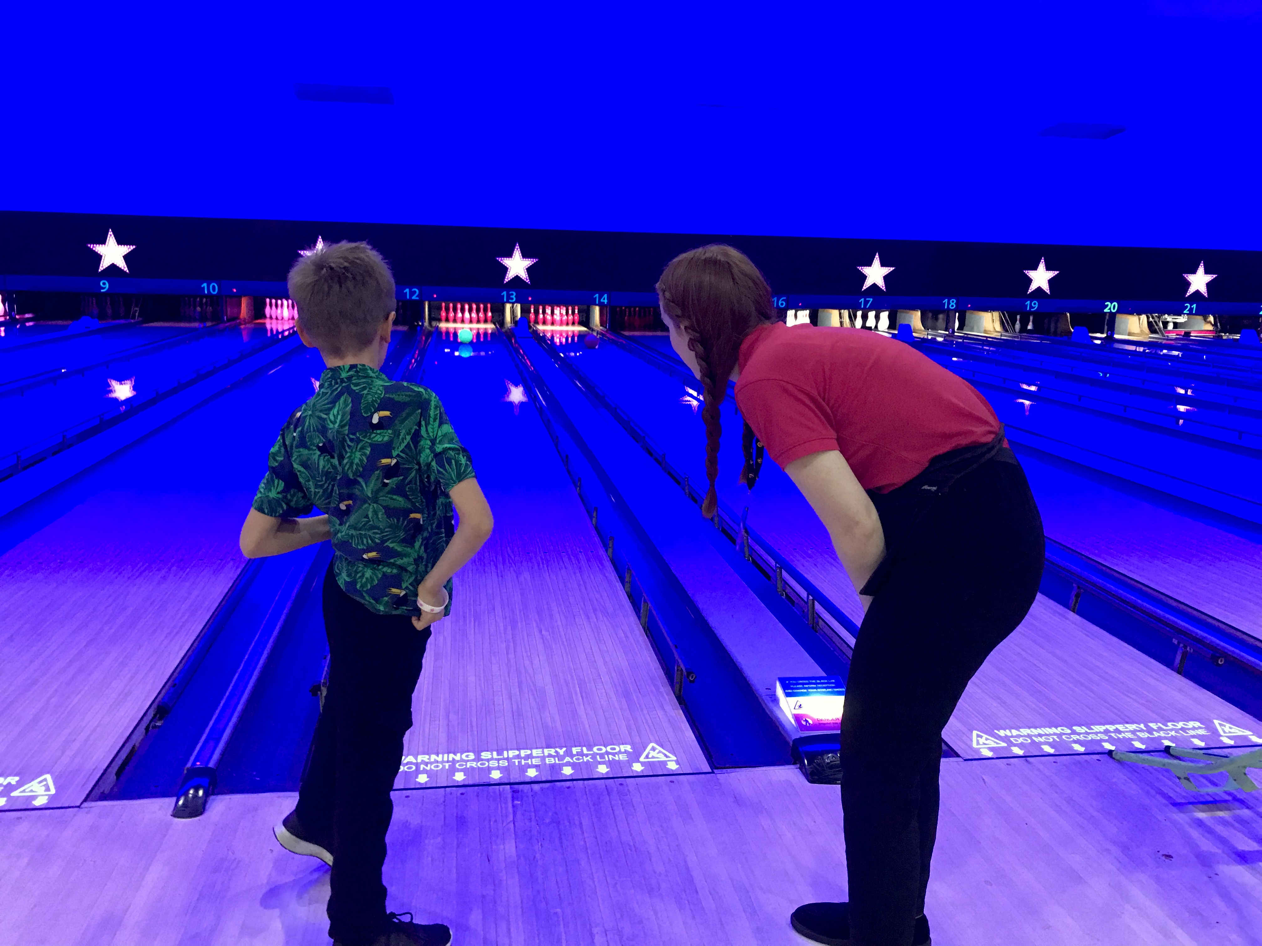 What to expect at a children's bowling birthday party at Hollywood Bowl ...